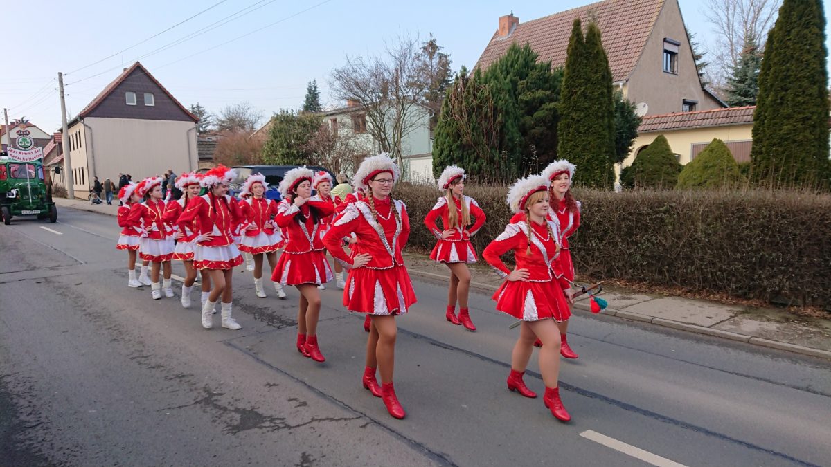 Karnevalisten ziehen durch Teutschenthal – Du bist Halle