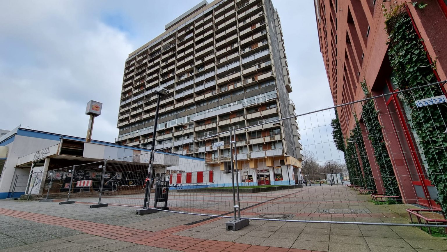 Die Scheibe E bröckelt: Weg vorerst gesperrt – Du bist Halle