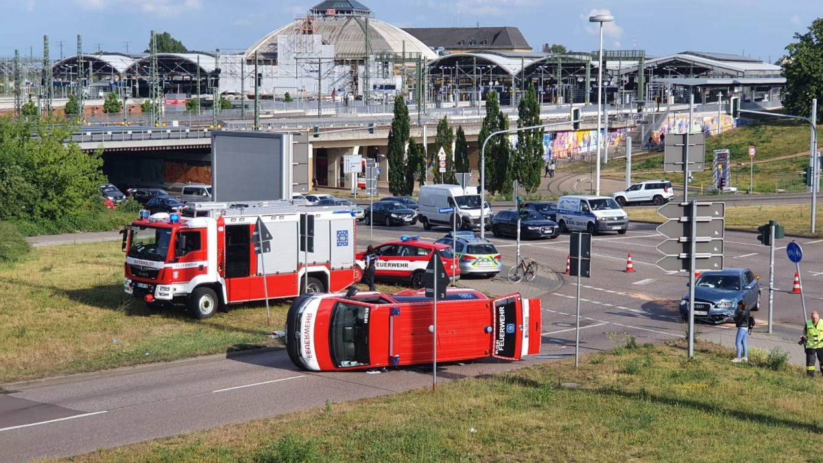 Unfall am Riebeckplatz: Feuerwehrauto kippt auf die Seite – Du bist Halle