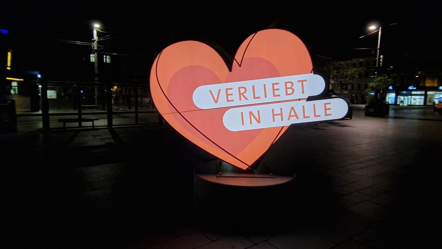 “Verliebt in Halle” leuchtet auf dem Markt – Du bist Halle
