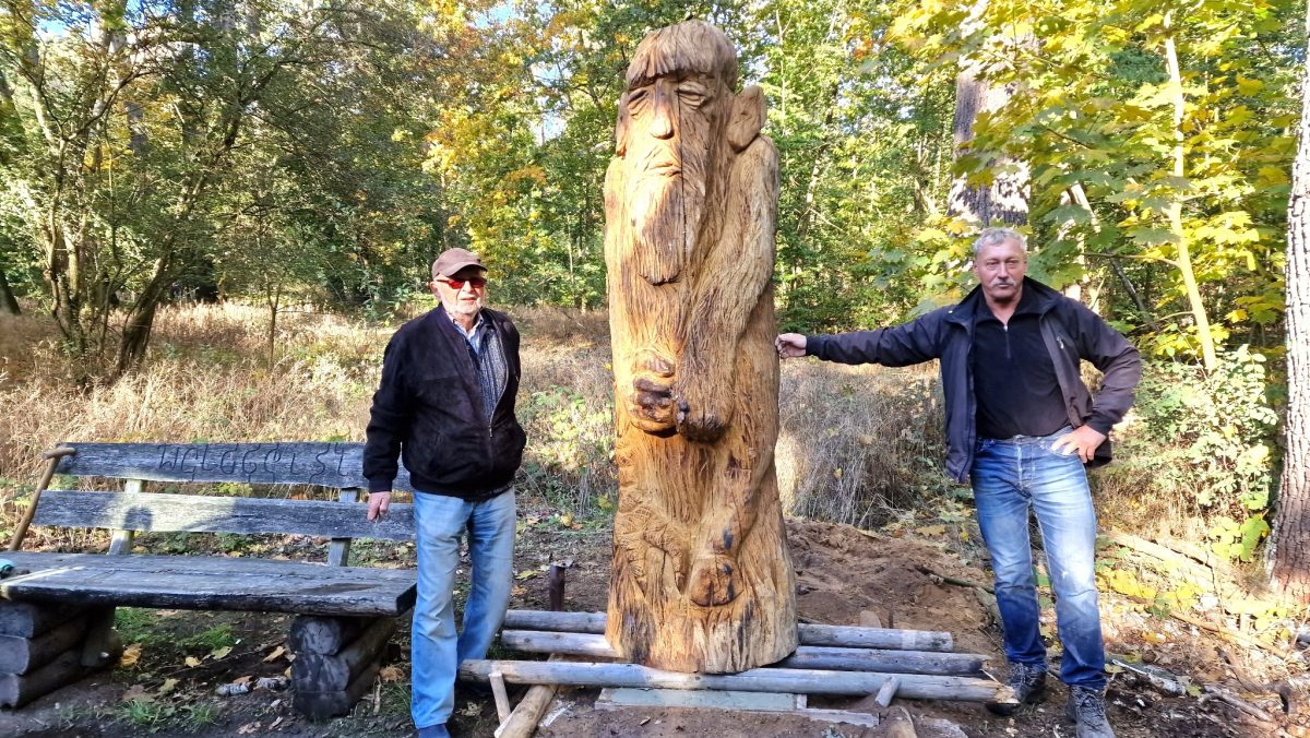 Neue Holzskulptur „Waldgeist“ wurde in der Dölauer Heide aufgestellt ...