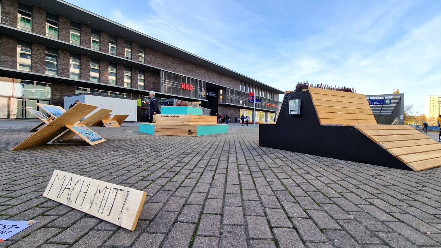 Podest-Experiment im Herzen der Neustadt: Stadtmöbel aufgestellt – Du ...