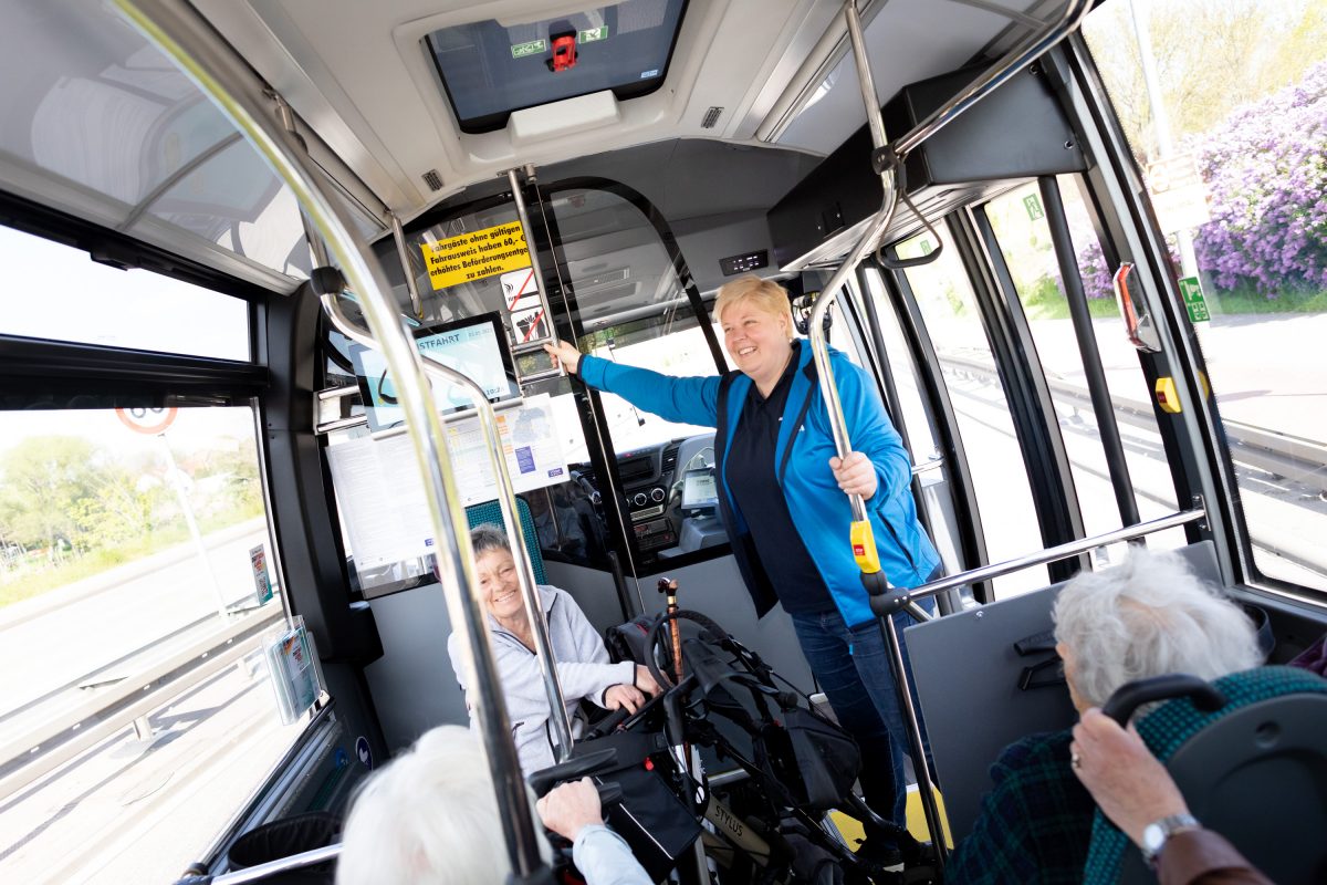 Einsteigen, Platz finden, Mitfahren und Aussteigen: Seniorentraining ...