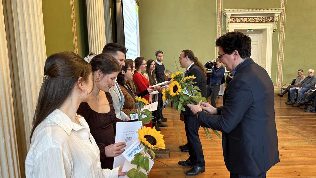Erstes Staatsexamen gemeistert: Über 200 zukünftige Lehrerinnen und ...