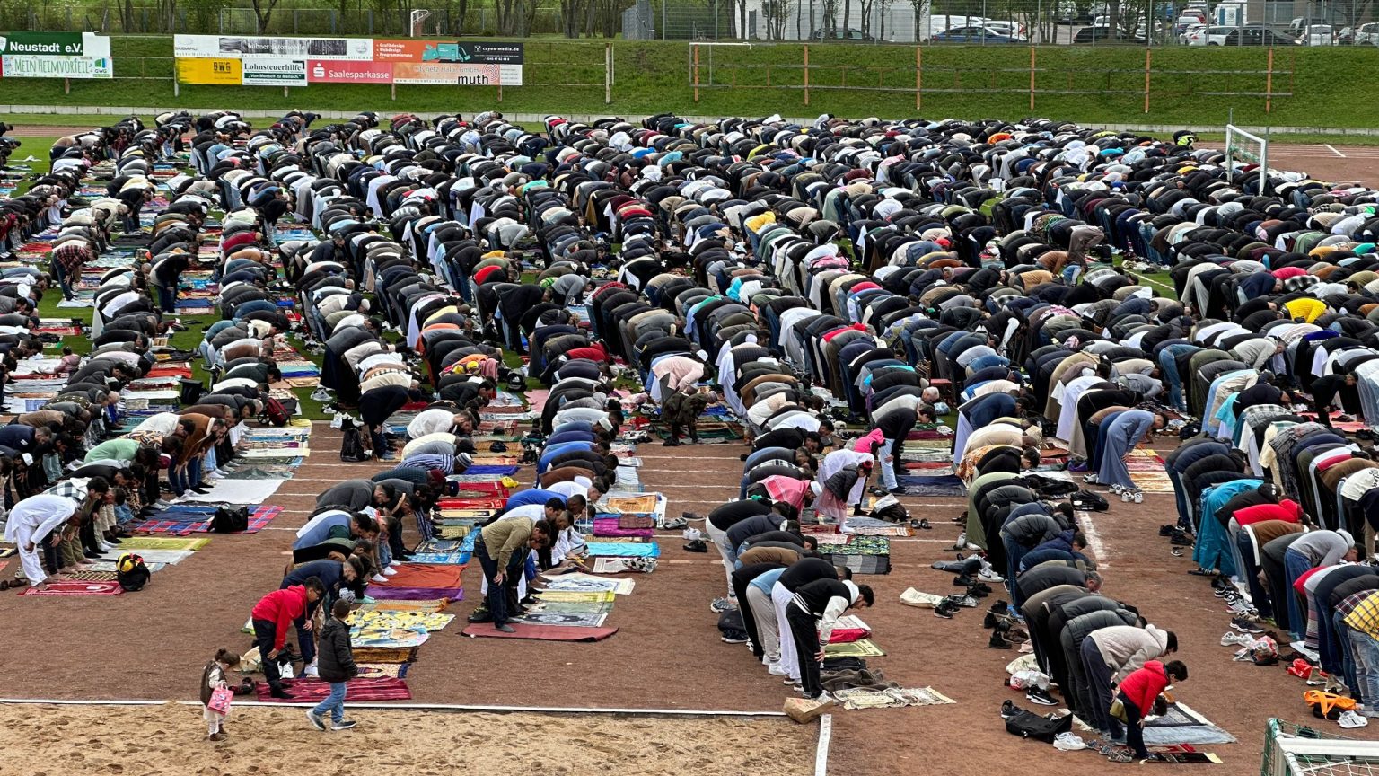 Eid Mubarak: Fastenmonat Ramadan geht zu Ende, 5000 Menschen beim ...