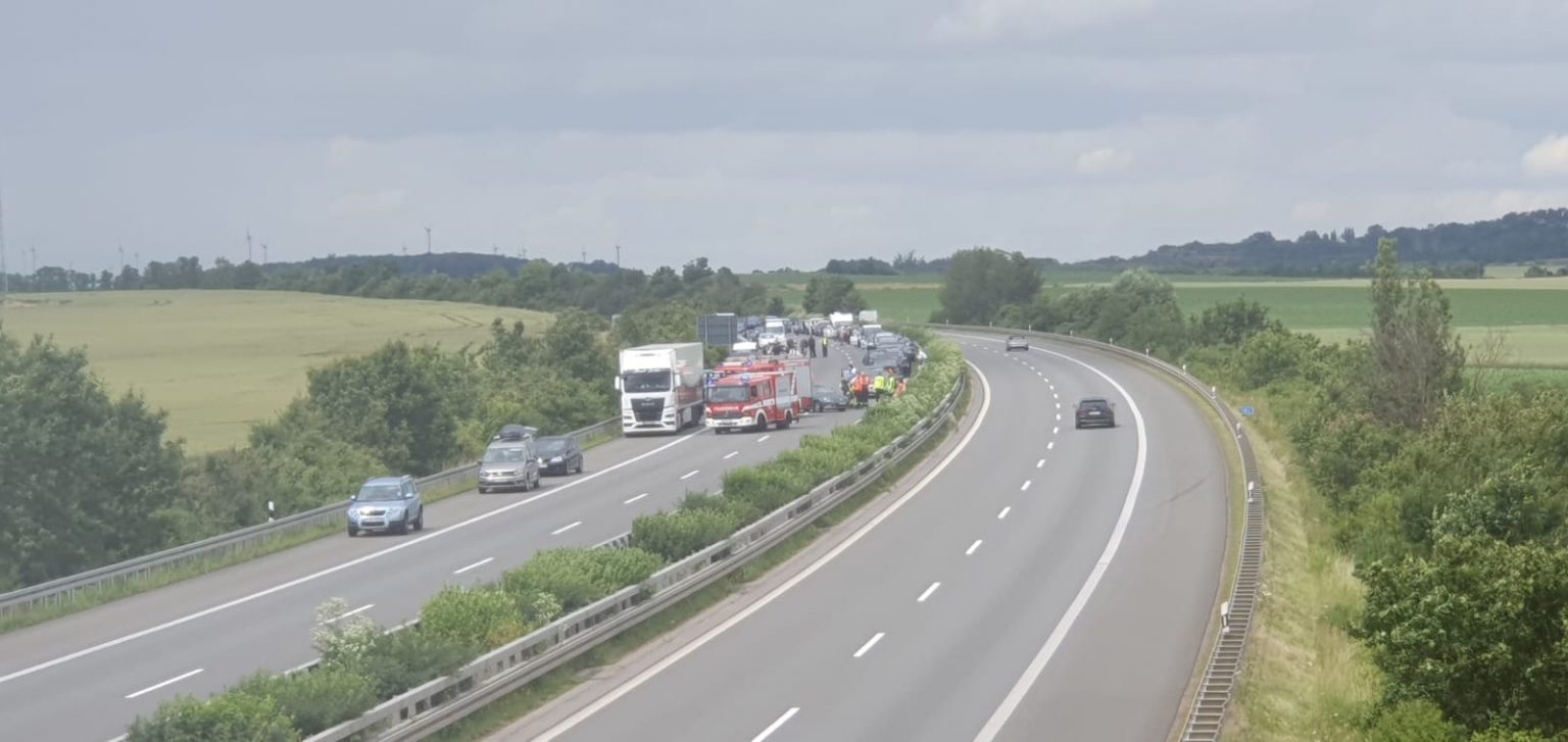 Tödlicher Unfall auf der A14: Mann von LKW überrollt – Du bist Halle