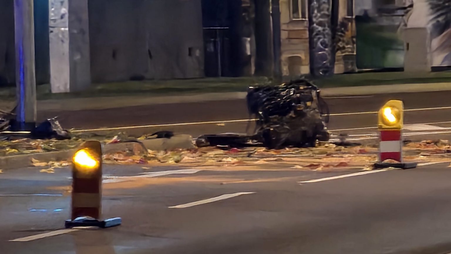 5 Verletzte bei Unfall am Riebeckplatz: Auto kracht gegen Mast der Straßenbahn, Fahrer stand ...