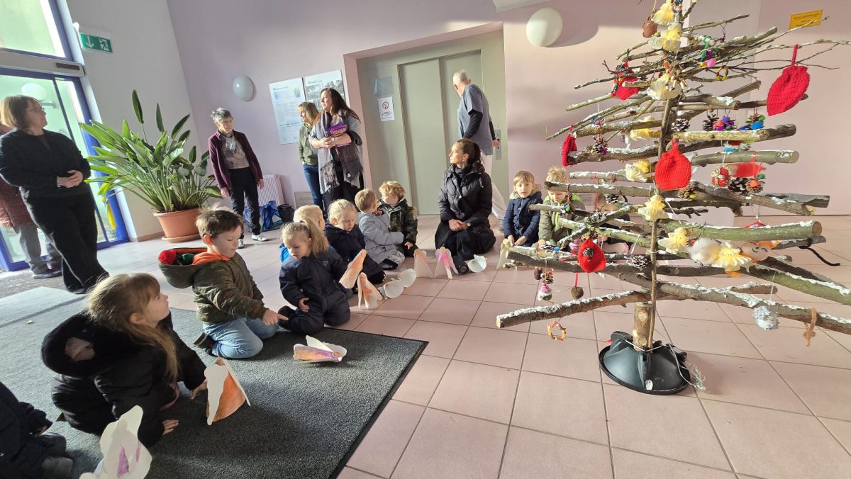 Schlumpfen-Eck-Kinder basteln Weihnachtsbaum für Diakonie-Pflegeheim ...