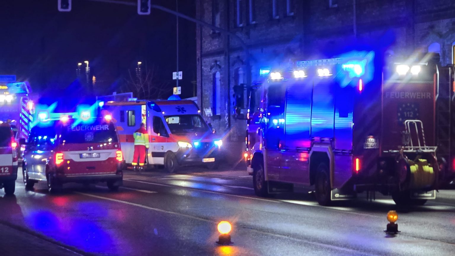 Zwei Schwerverletzte bei schwerem Unfall in der Raffineriestraße – Polizei findet nicht ...