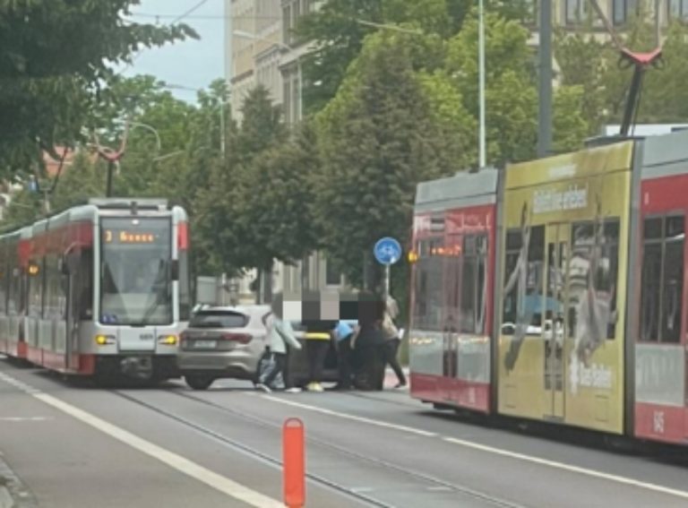 Straßenbahn und Pkw kollidieren in der Beesener Straße: zwei Verletzte – Du bist Halle